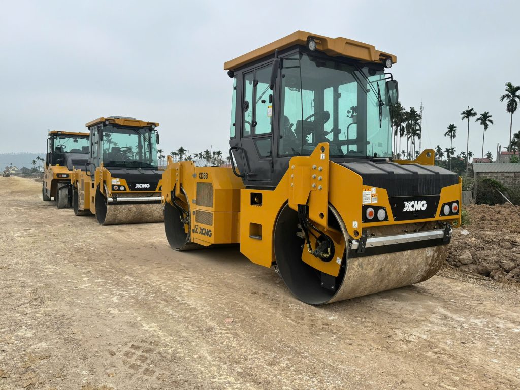 Máy lu rung XCMG XD83 | Hai bánh thép, 8 tấn, giá tốt